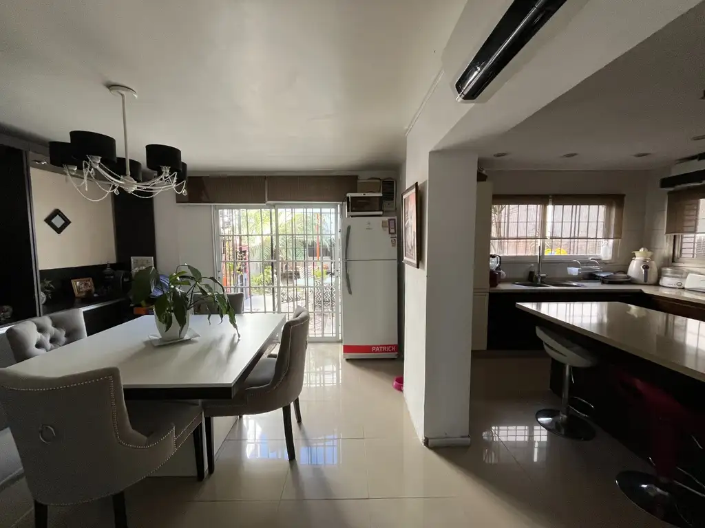 Venta Casa 4 dormitorios, 1 cochera, 300m2, Pasaje Julian Aguirre 1400 ...