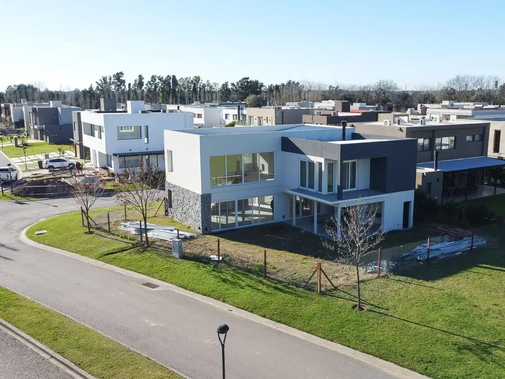 Casa Venta a estrenar 4 ambientes, 4 cocheras, 198m2, R. Caamaño 1100 ...